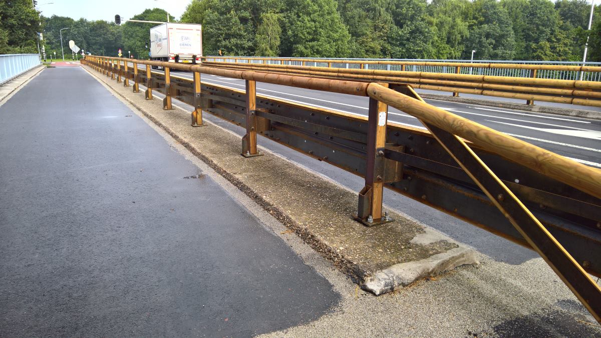 Houten geleiderail te Barneveld - Van Straten Geleiderail BV